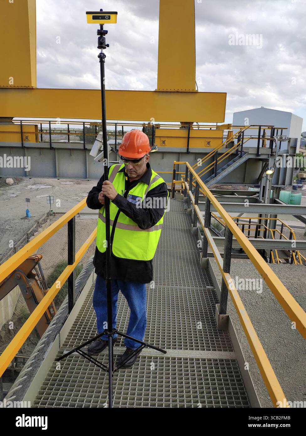 worker using Gps Rtk for Topographic Surveying Station De Base Gps reflective vest and safety ...