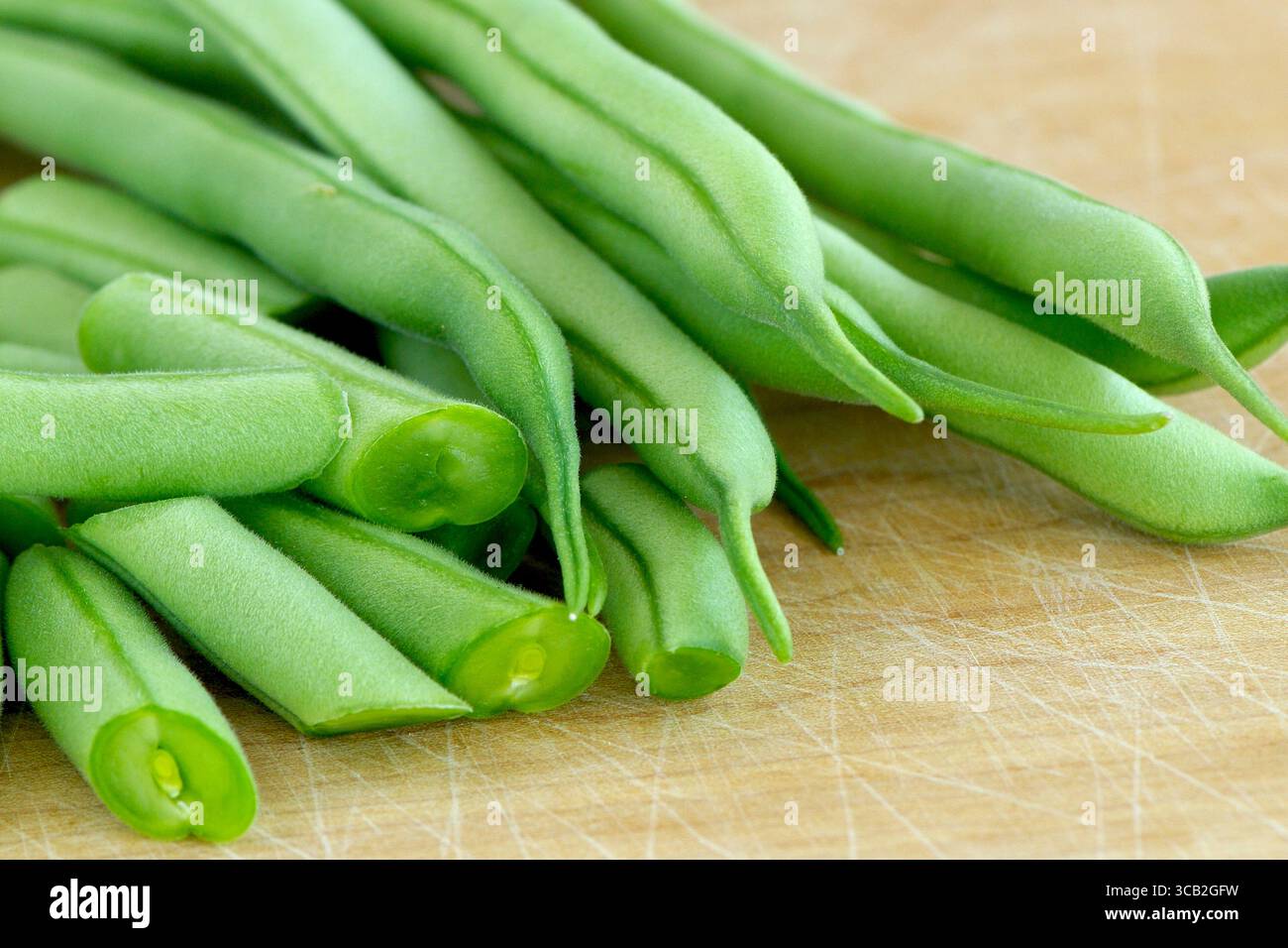 Green beans (Phaseous vulgaris) on a cutting board - closeup of cut ...