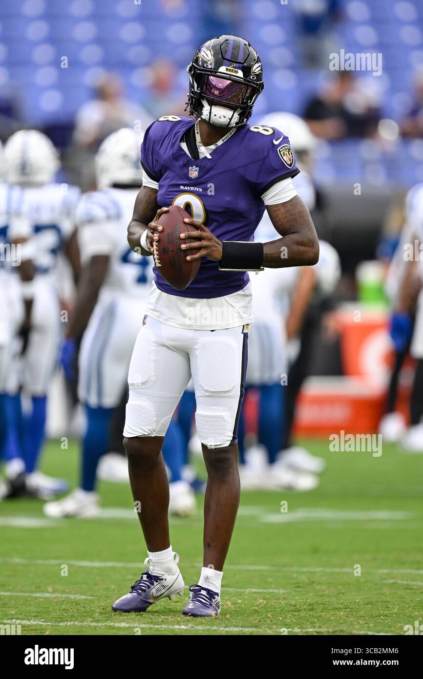 Baltimore Ravens quarterback Lamar Jackson warms up before an NFL ...