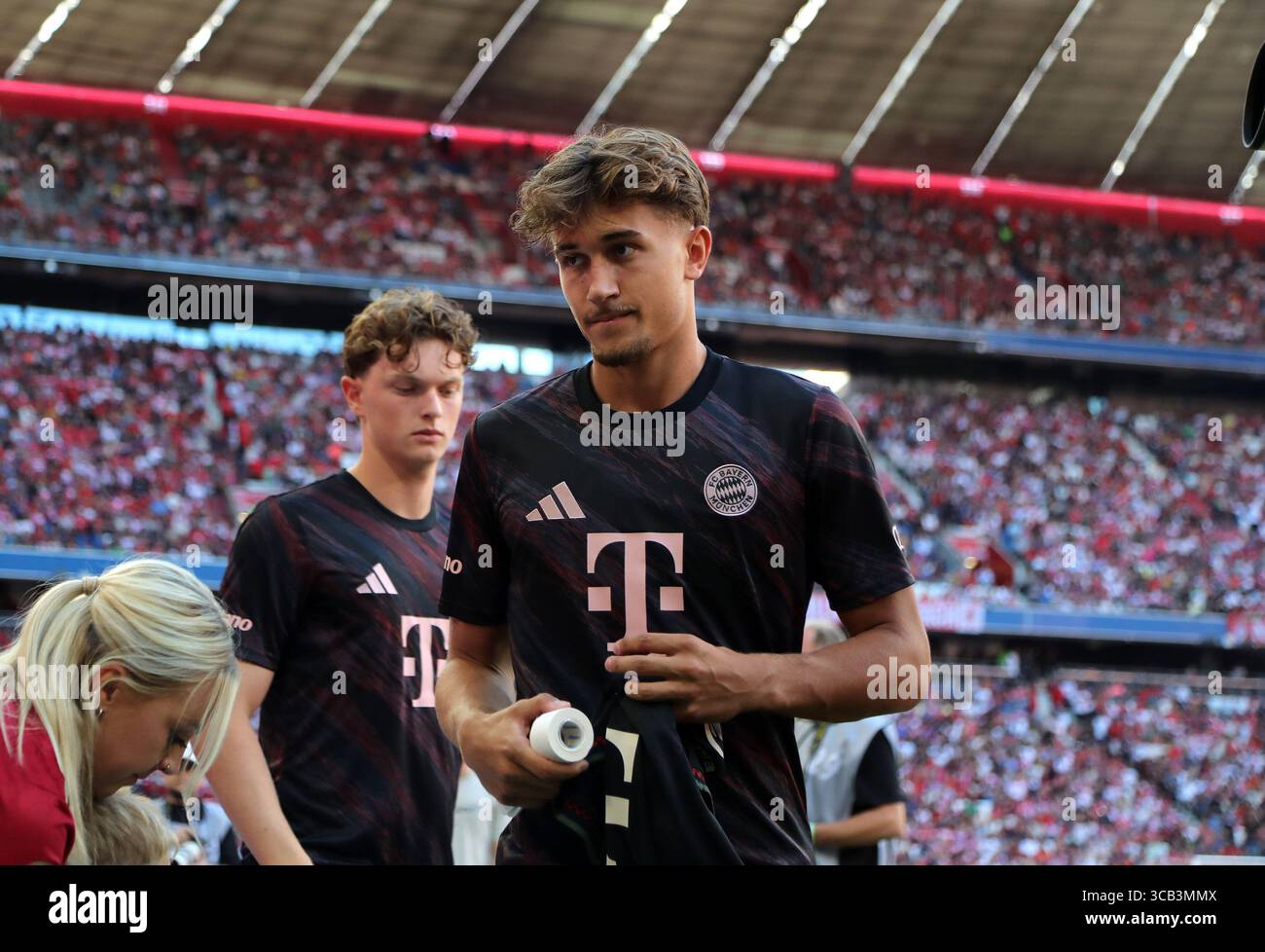 Tom bischof fc bayern munchen auf dem weg zur auswechselbank hi-res ...