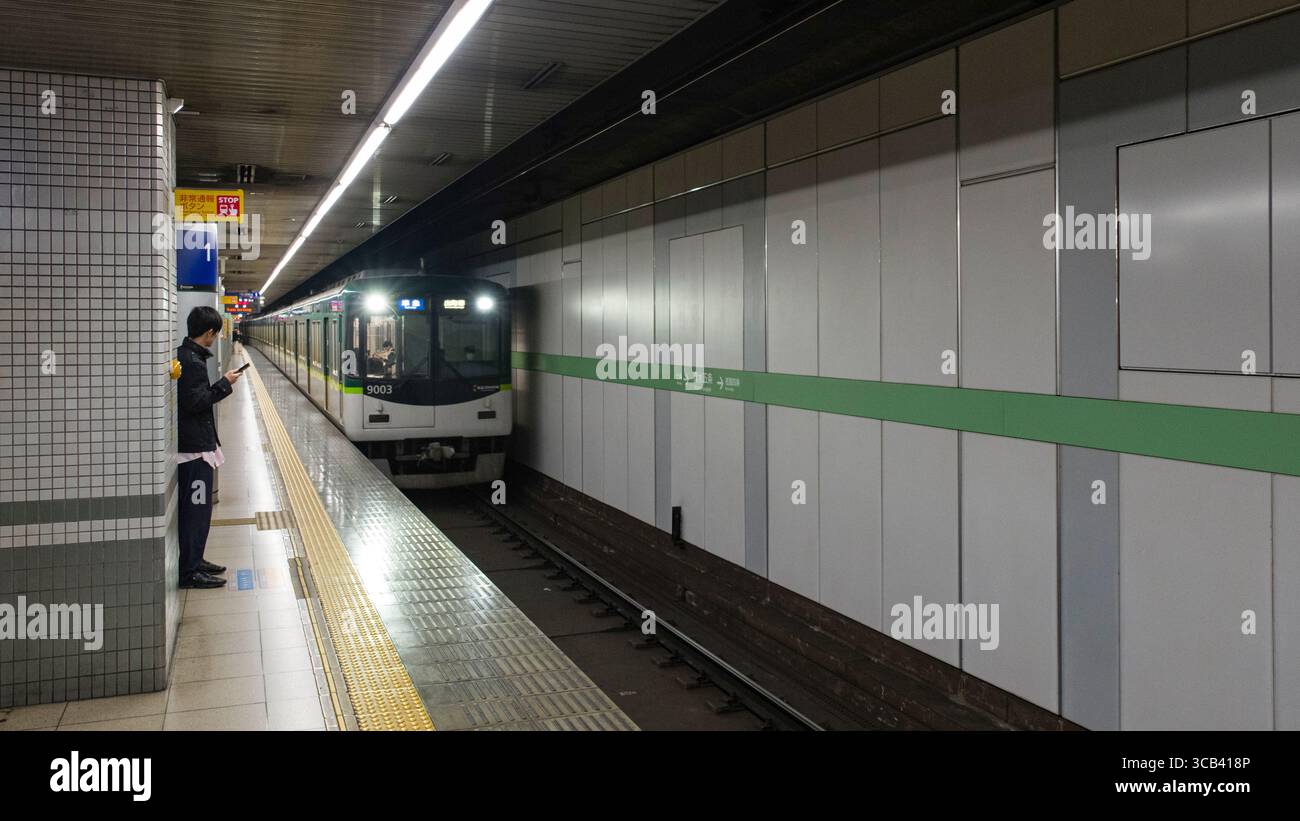 Commuter stands modern subway hi-res stock photography and images - Alamy