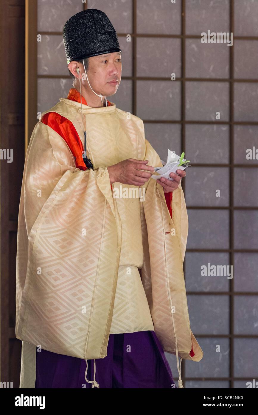 Priest dressed in ceremonial attire hi-res stock photography and images ...