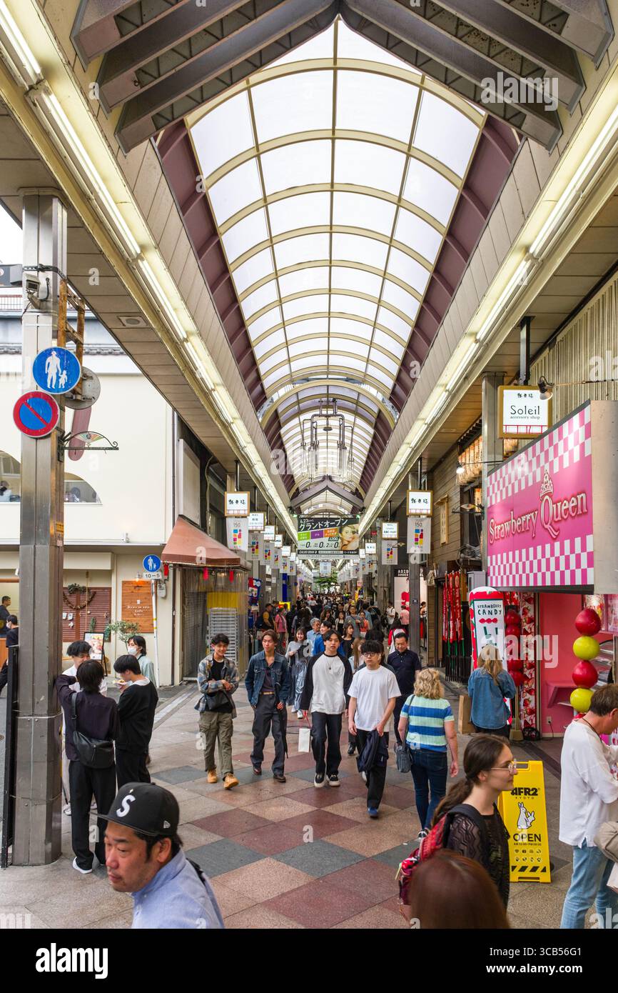Lively scene of people walking through Teramachi Kyogoku shopping ...