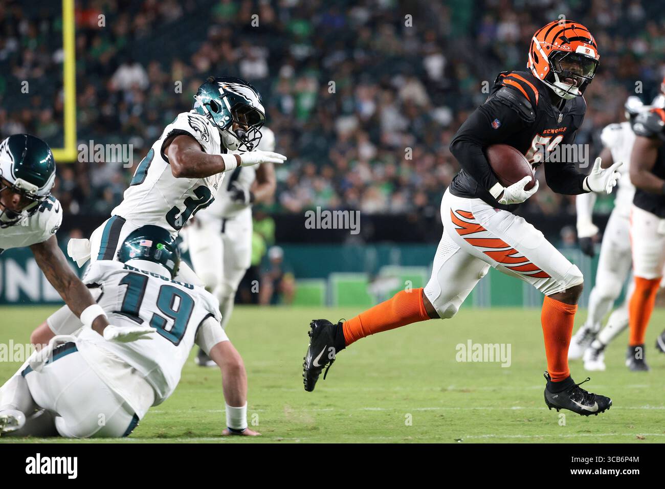 Cincinnati Bengals linebacker Joe Giles-Harris (53) secures an ...