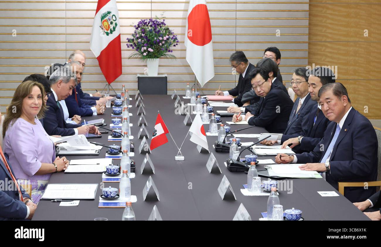Peruvian President Dina Boluarte and Prime Minister Shigeru Ishiba (R ...