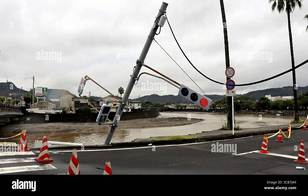 A traffic light falls down due to heavy rain in Aira City, Kagoshima ...