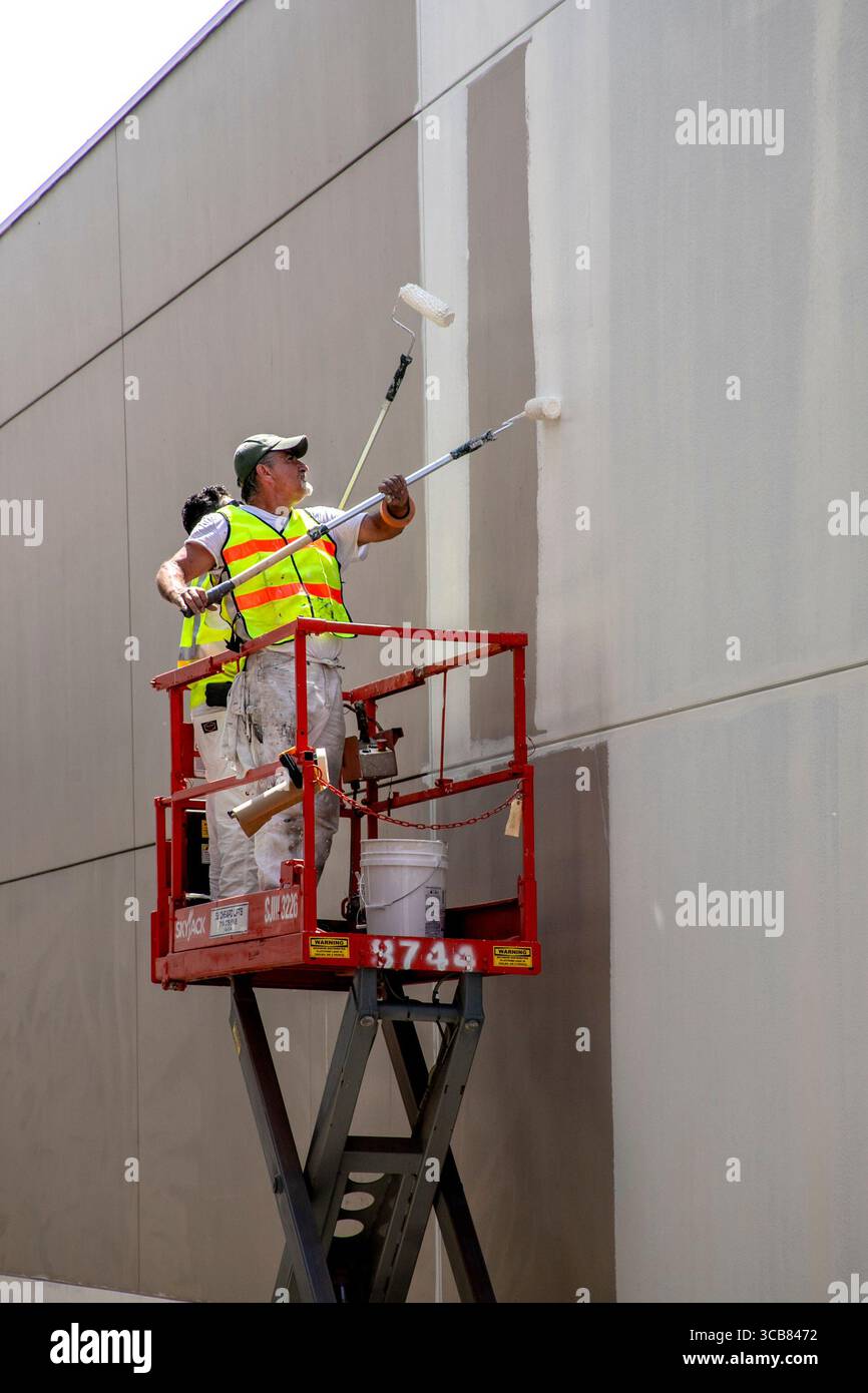 Working from scissor lift hi-res stock photography and images - Alamy