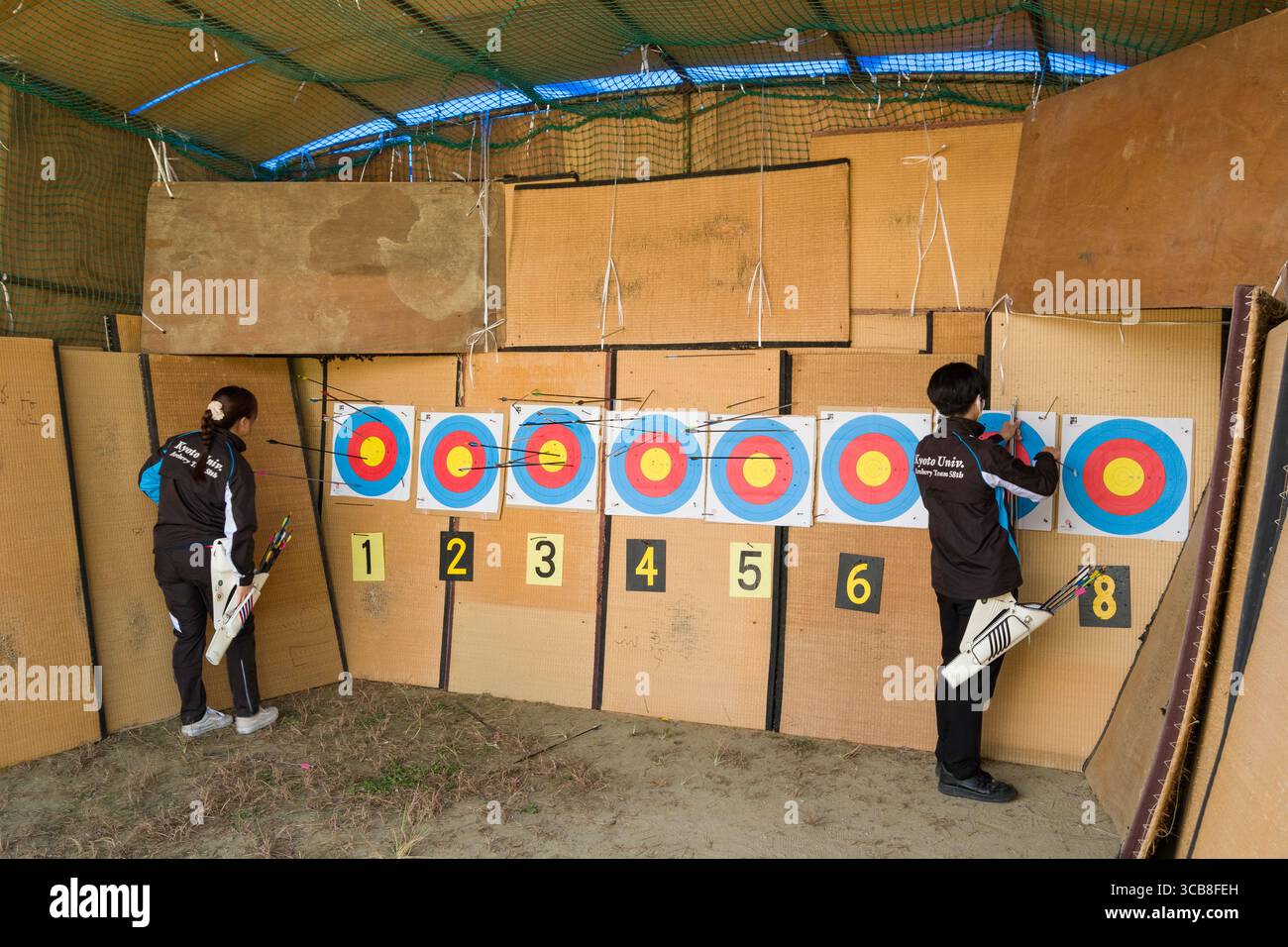 Arrows in archery target boards hi-res stock photography and images - Alamy