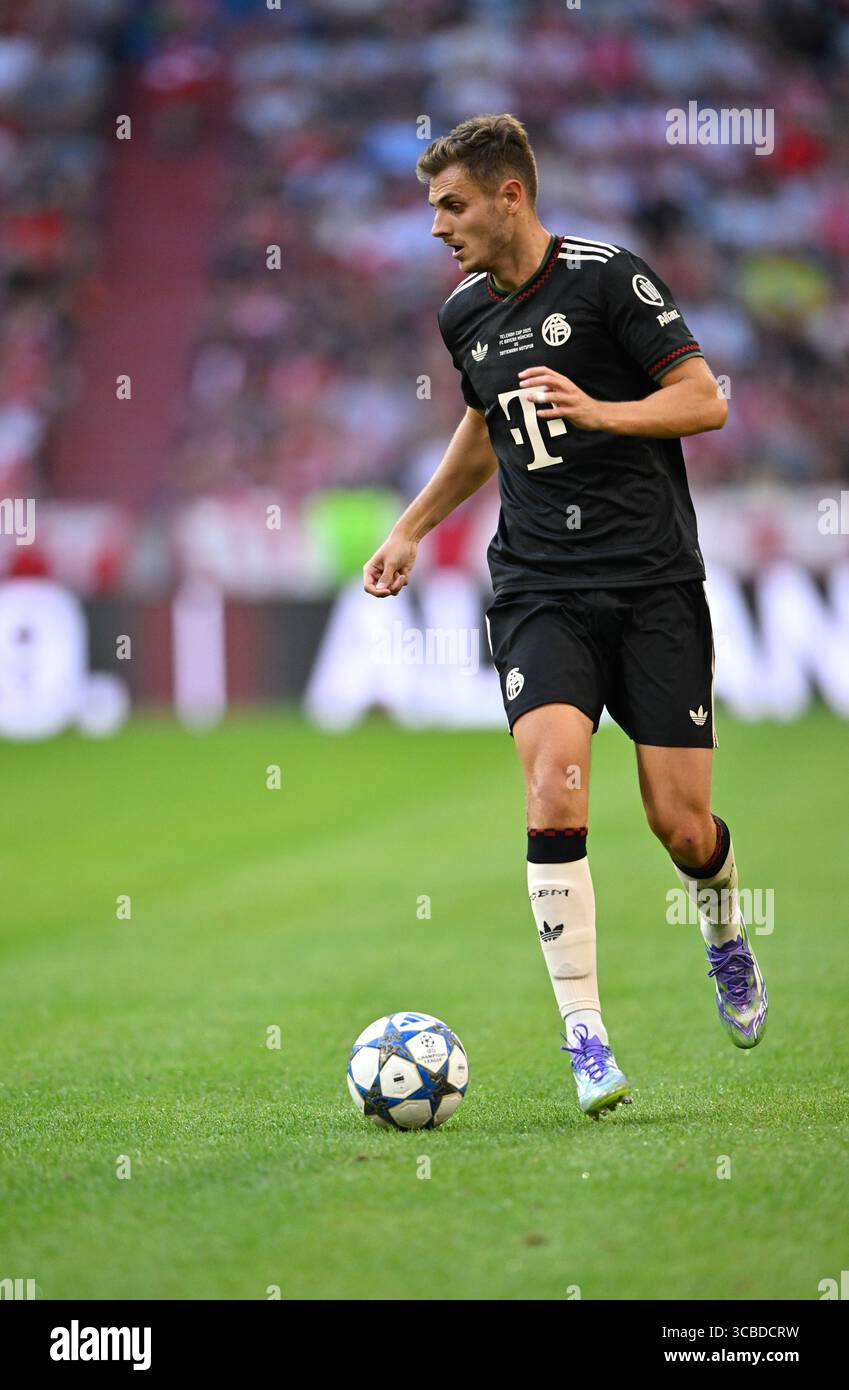 Josip Stanisic FC Bayern Muenchen FCB (44) Aktion am Ball FC Bayern ...