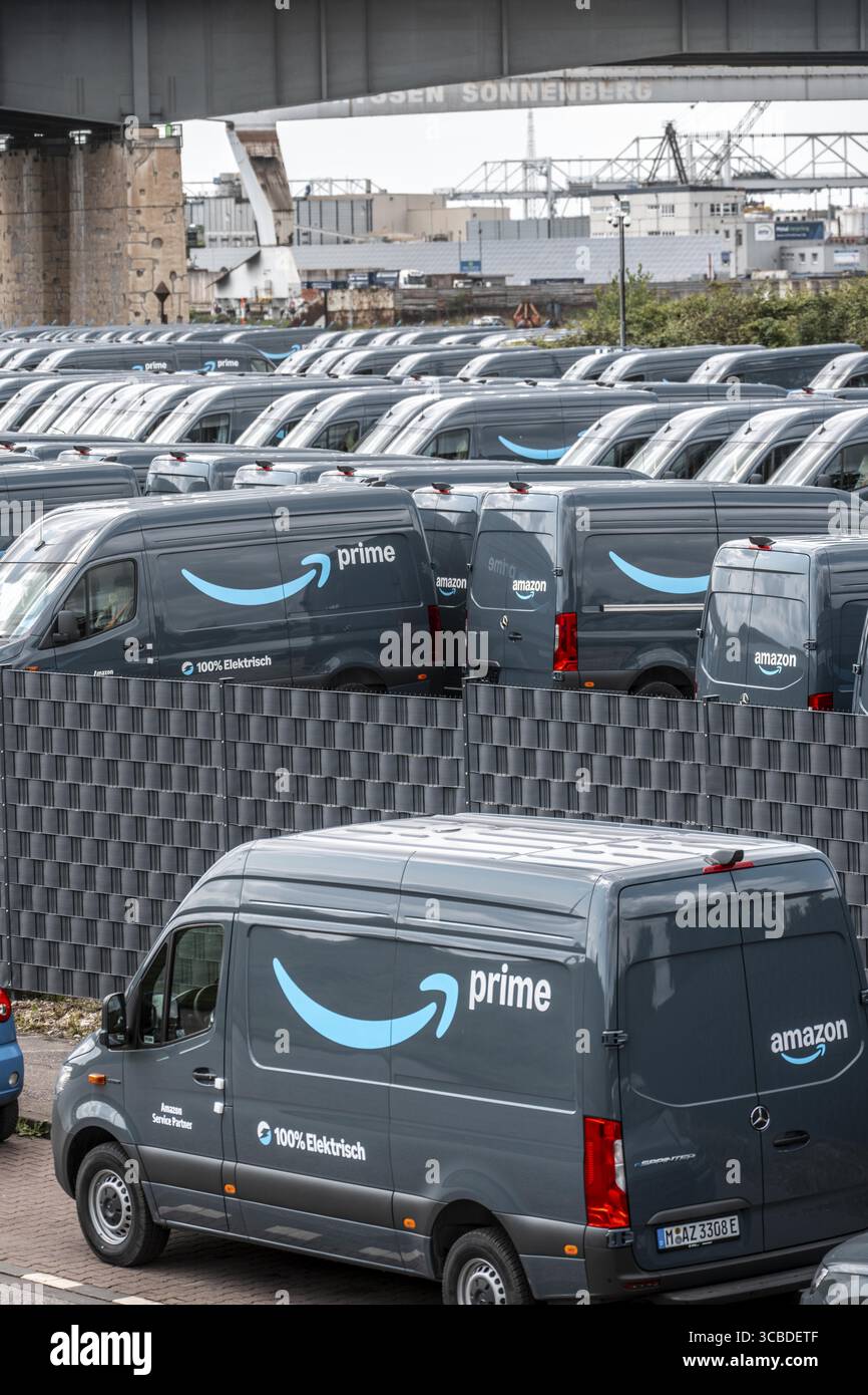 Amazon prime van waiting hi-res stock photography and images - Alamy