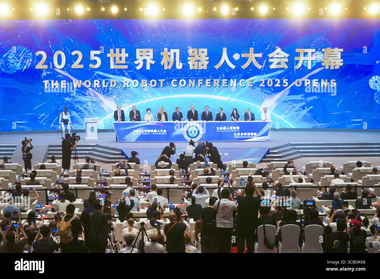(250808) -- BEIJING, Aug. 8, 2025 (Xinhua) -- Guests inaugurate the ...