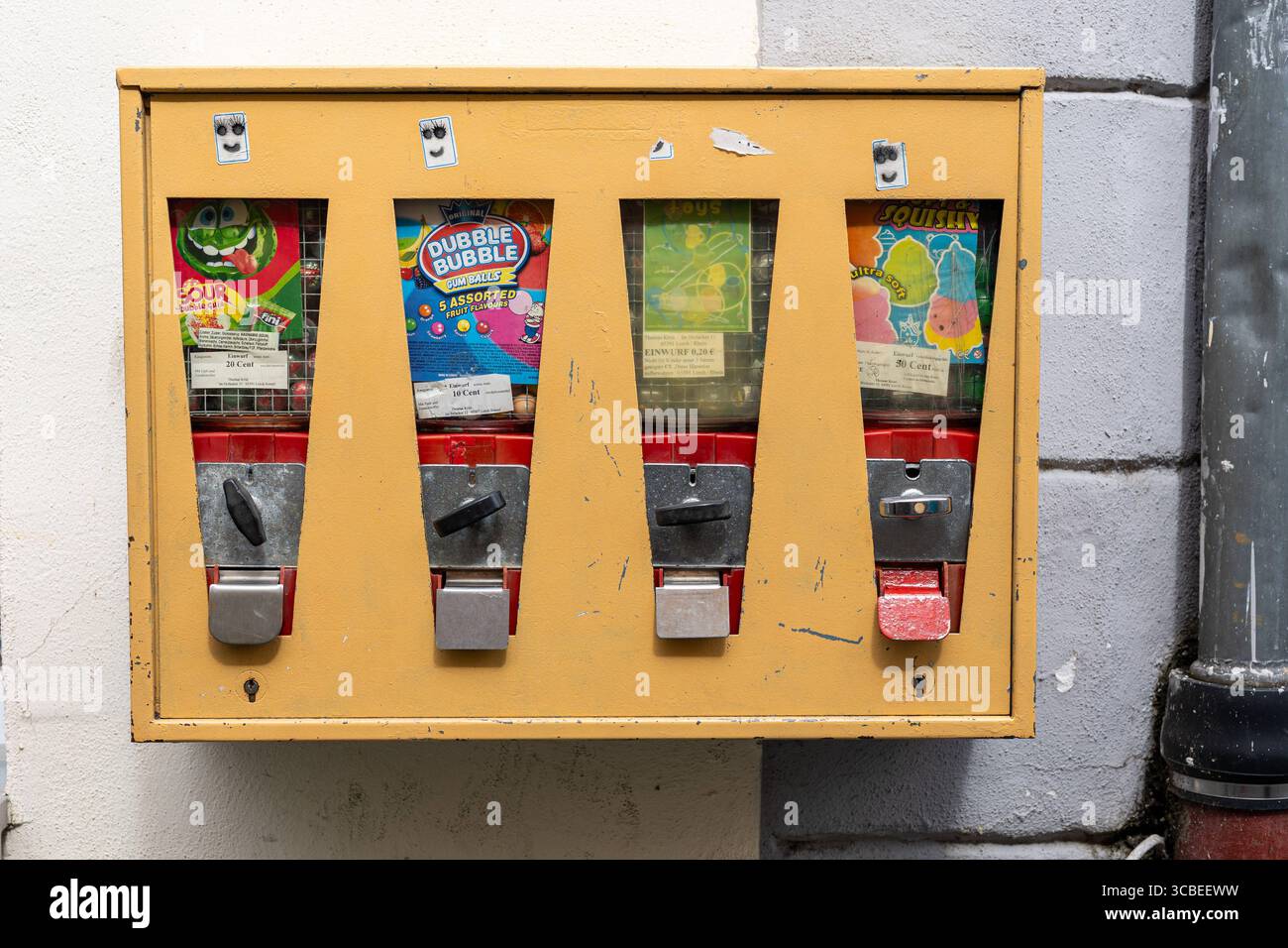 Bunter Süßigkeitenautomat in der Königswinterer Innenstadt 07.08.2025 ...
