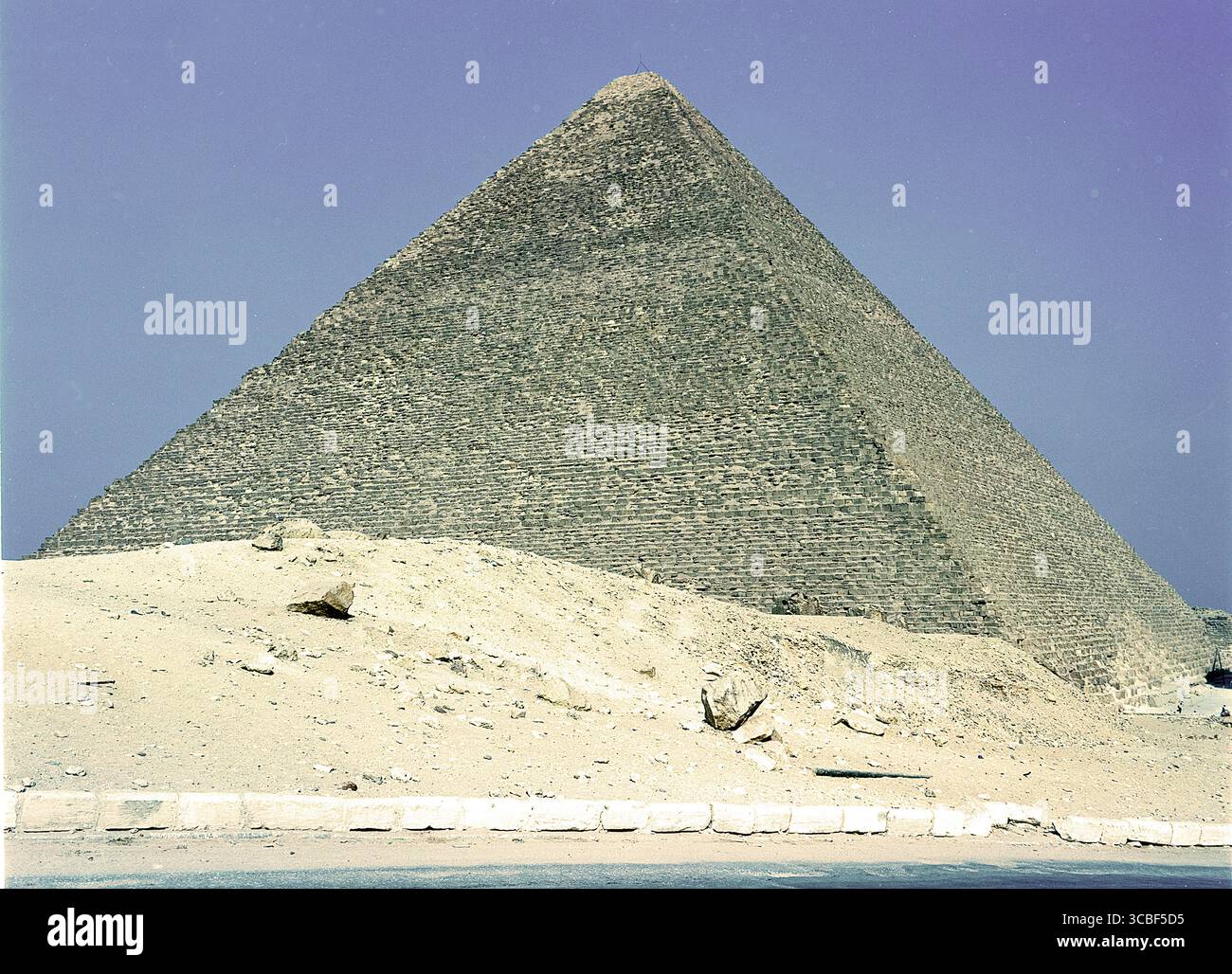 Egyptian pyramid landscape giza hi-res stock photography and images - Alamy