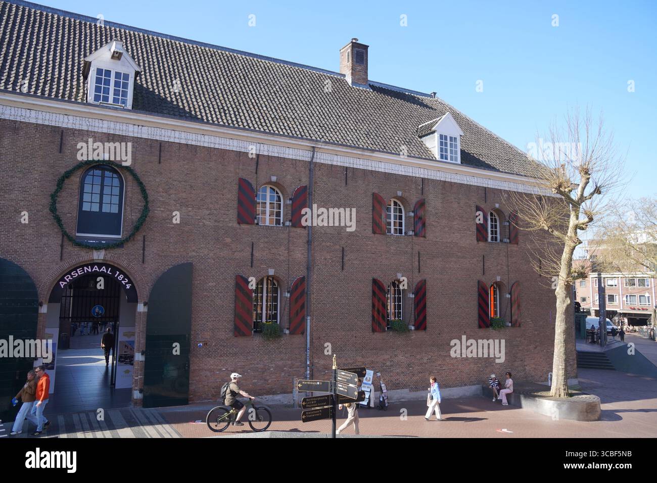 Military style building hi-res stock photography and images - Alamy