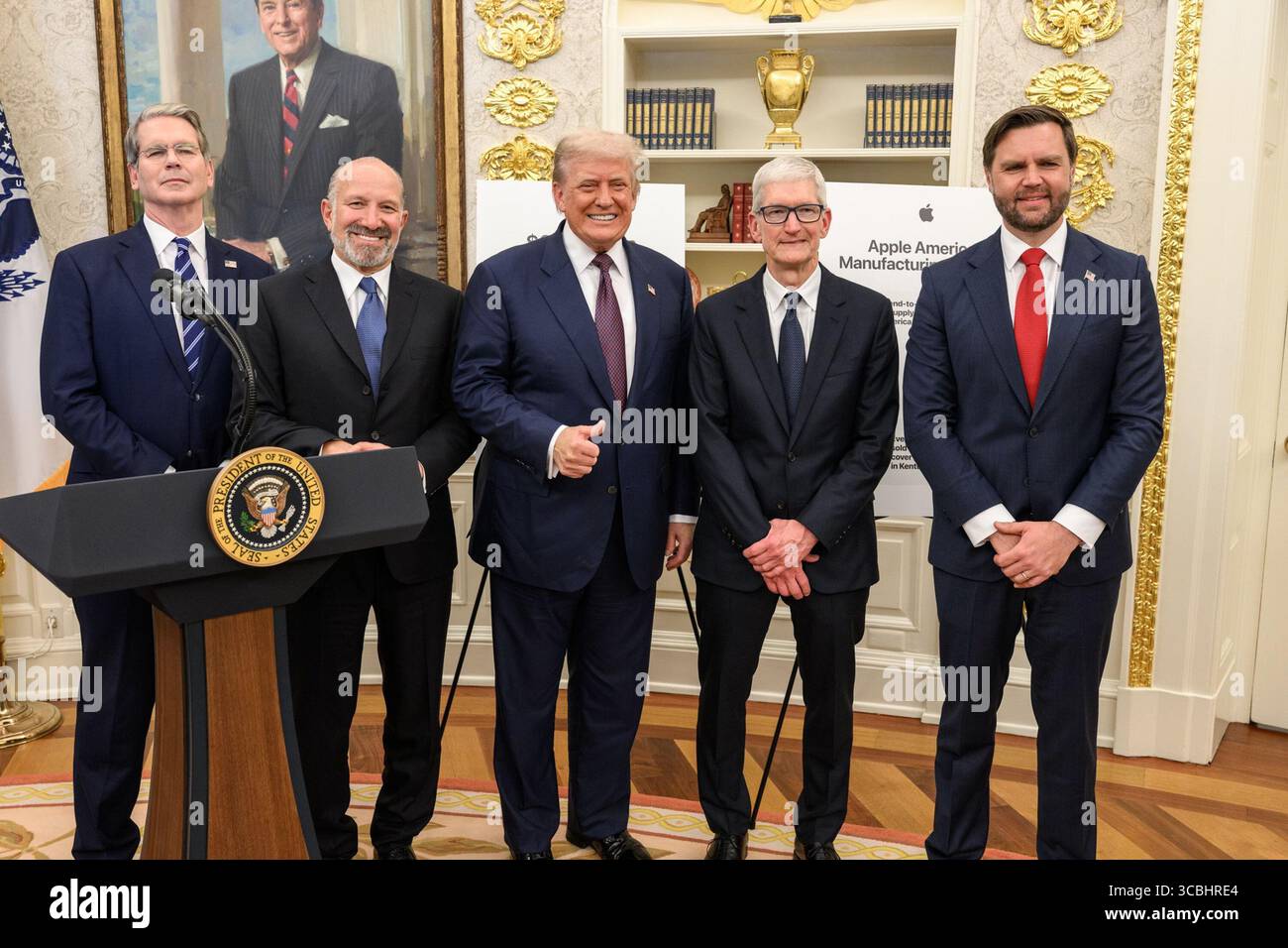 President donald trump standing hi-res stock photography and images - Alamy