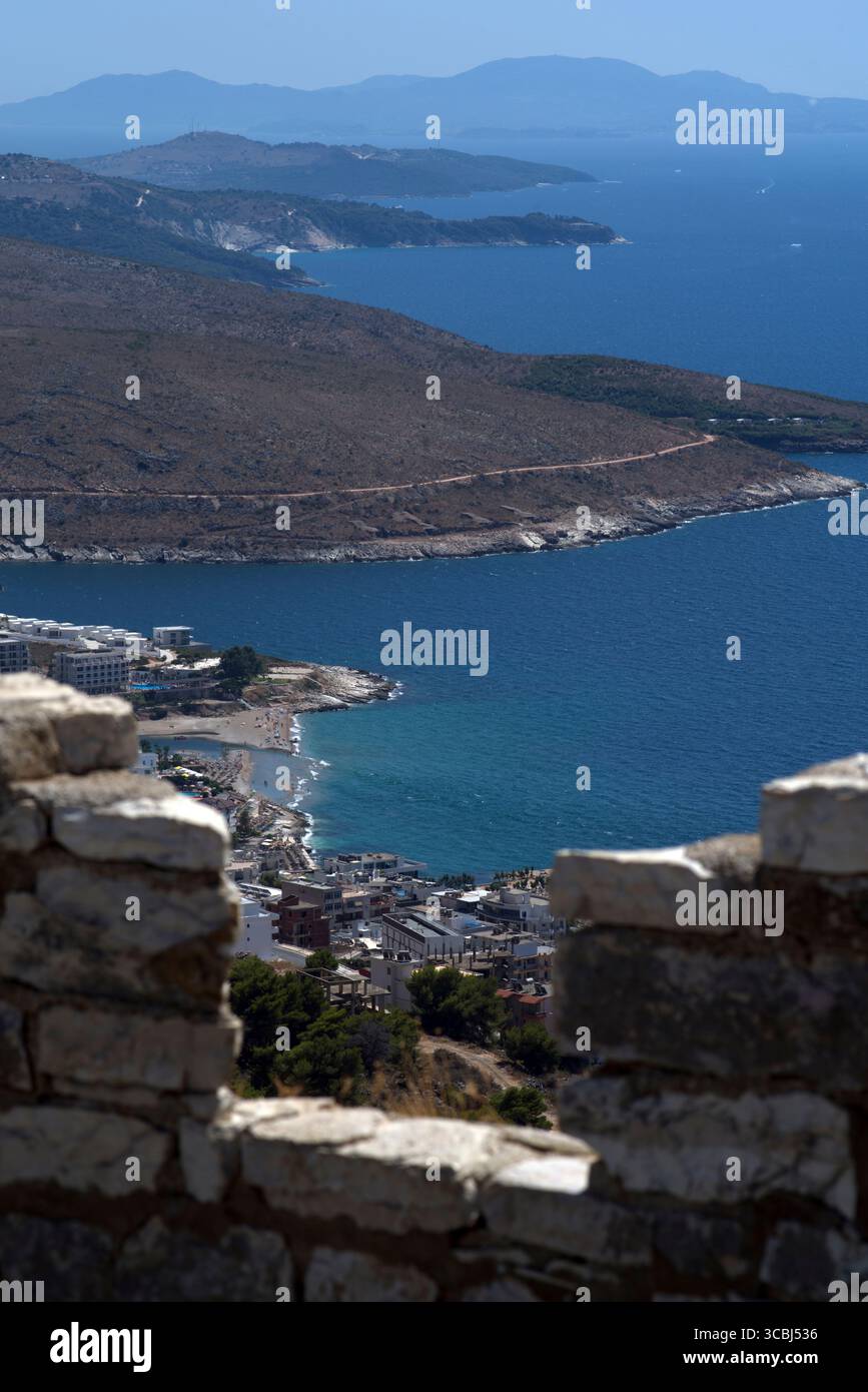 Panorama della costa a sud di Saranda verso la penisola di Ksamil Stock ...