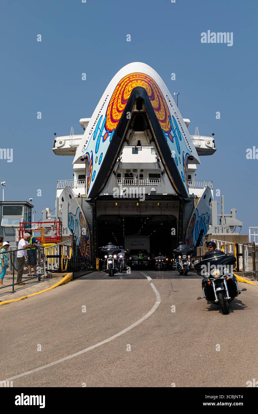 Chi-Cheemaun ferry at Tobermory Harbour unloading. Tobermory Ontario ...