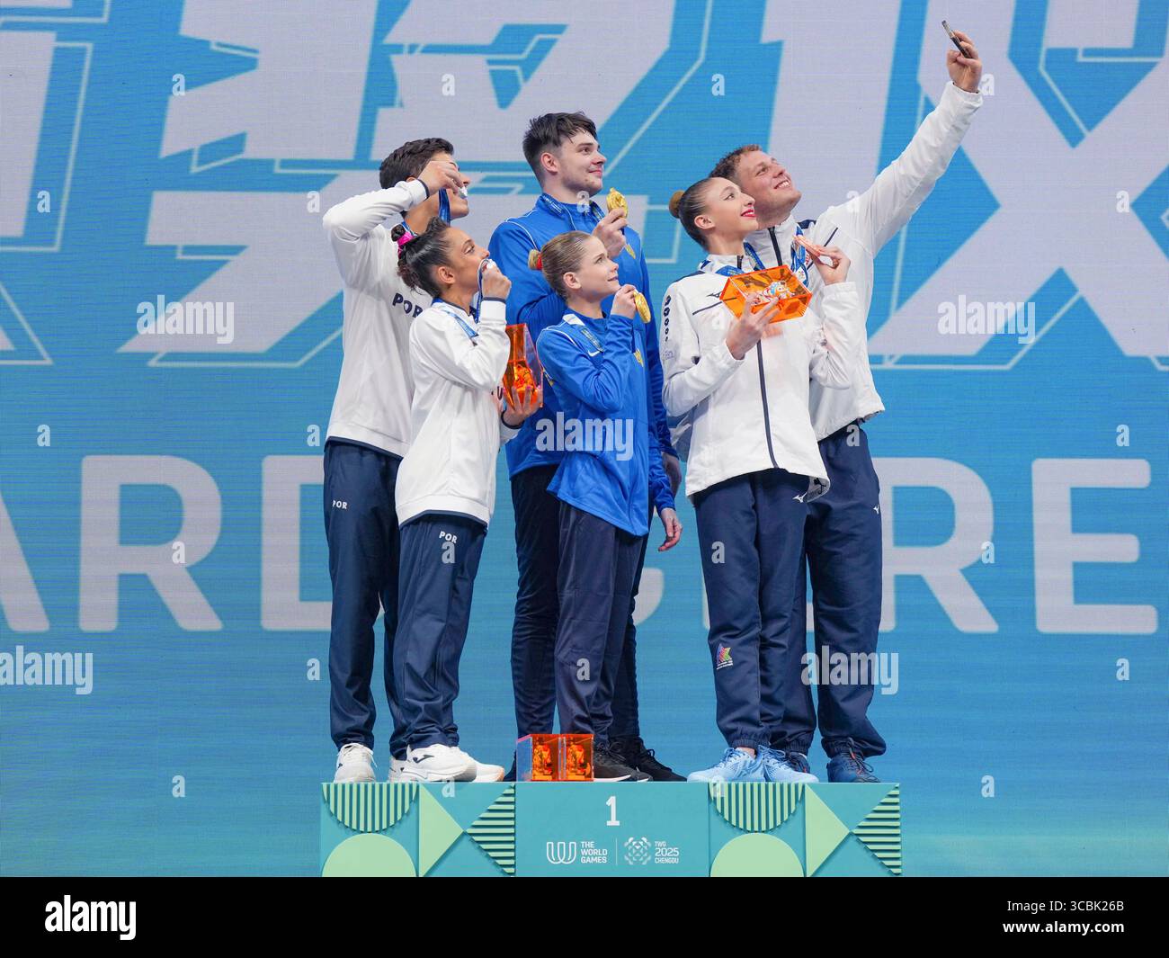(250808) -- CHENGDU, Aug. 8, 2025 (Xinhua) -- Gold medalists Ivan ...