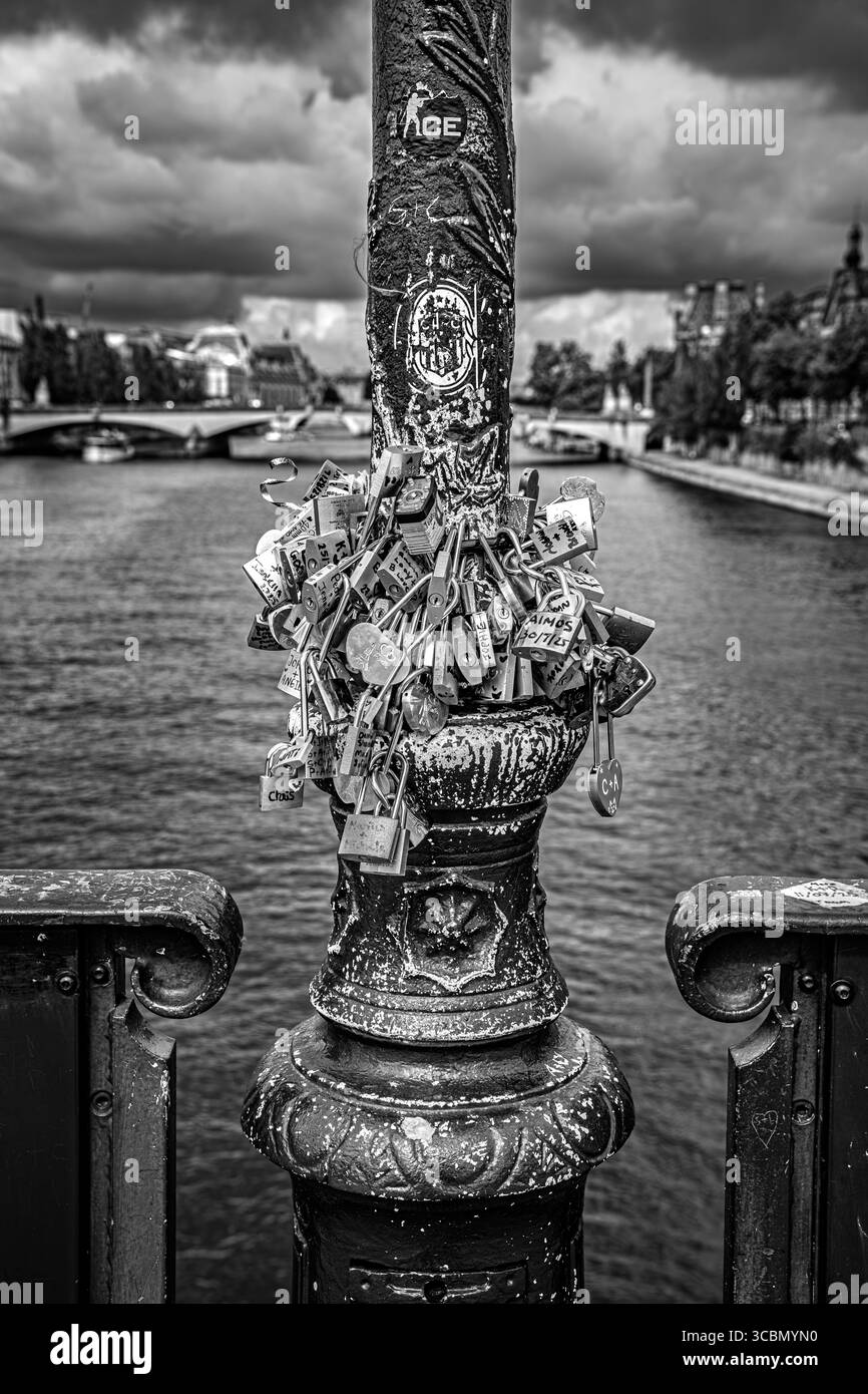 Paris tourist seine view Black and White Stock Photos & Images - Alamy