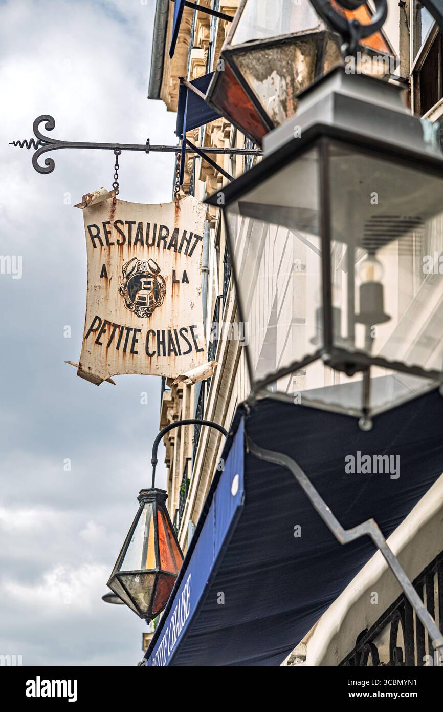 Paris restaurant sign, France Stock Photo - Alamy