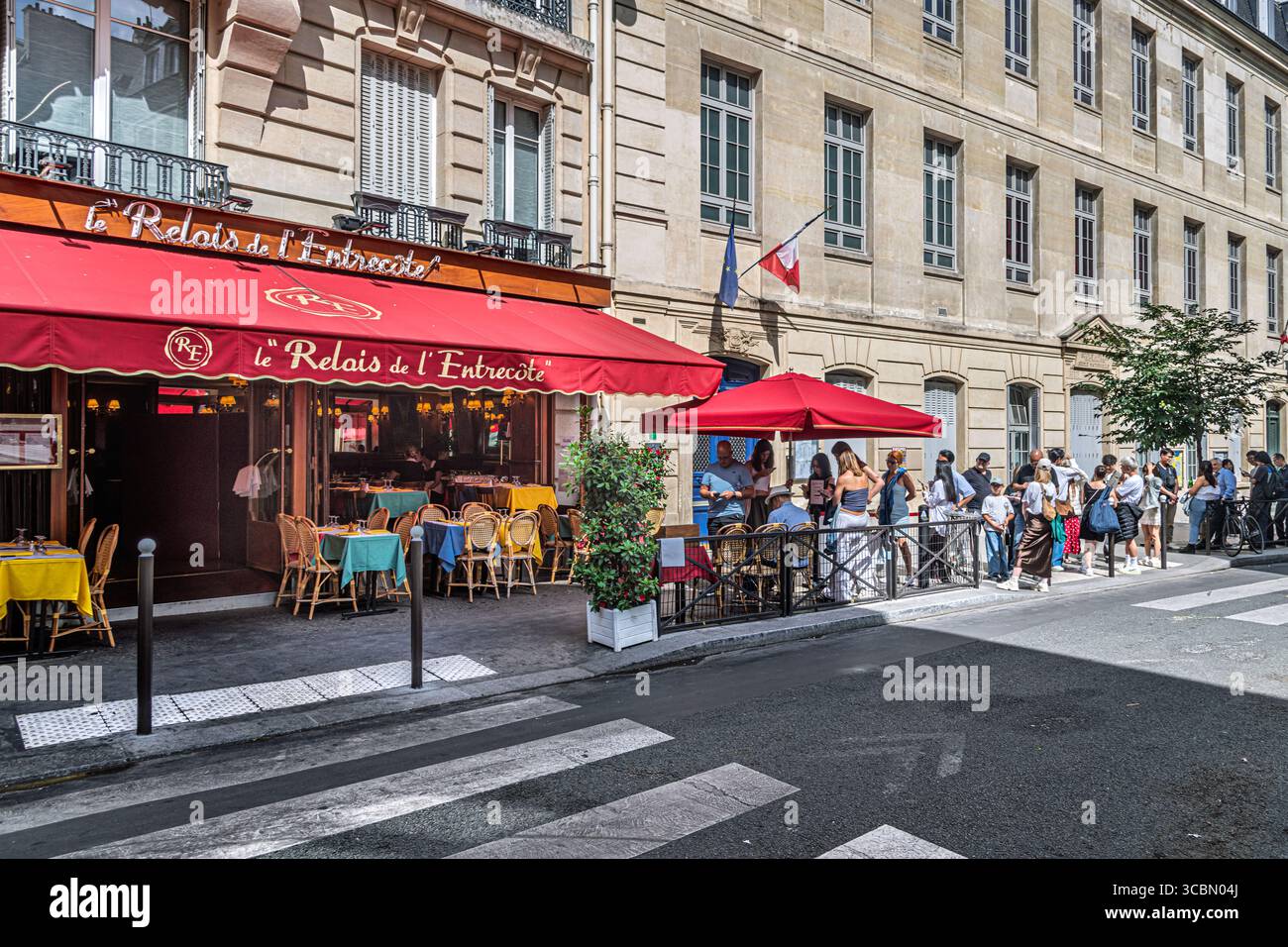 Long restaurant line hi-res stock photography and images - Alamy