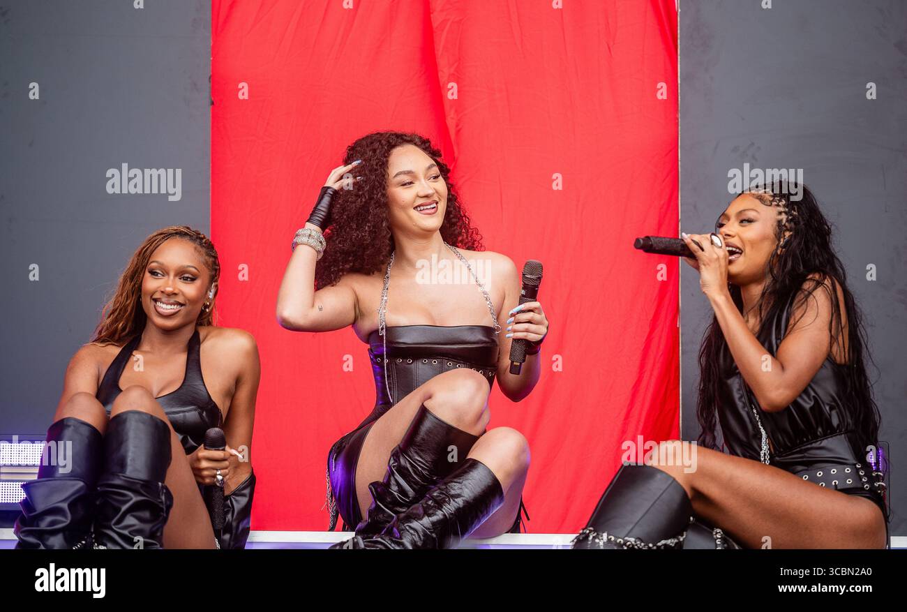 Flo, the British R&B girl group known for their slick harmonies and ...