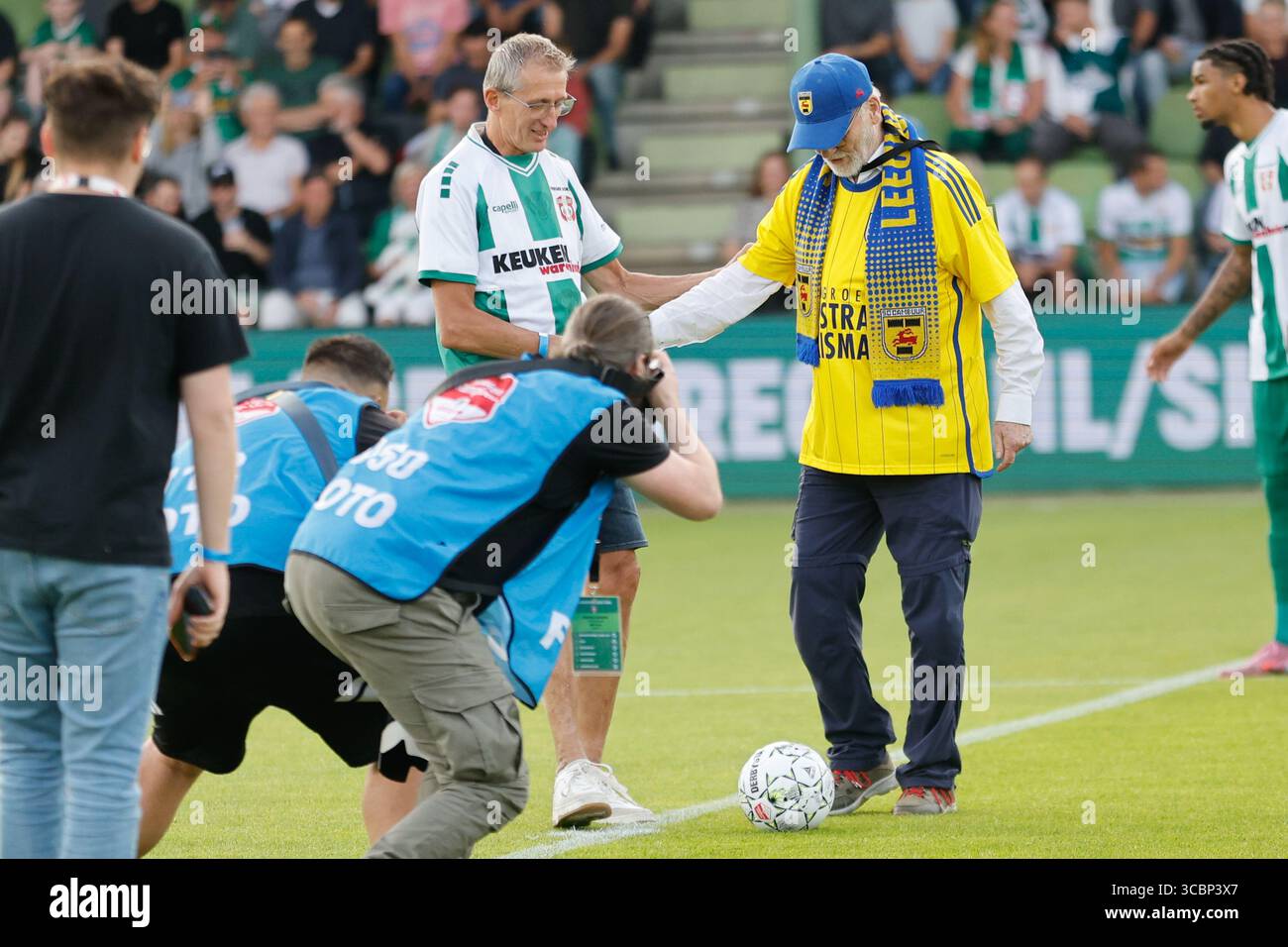 Fans verrichten de aftrap during the Dutch Keuken Kampioen Divisie ...