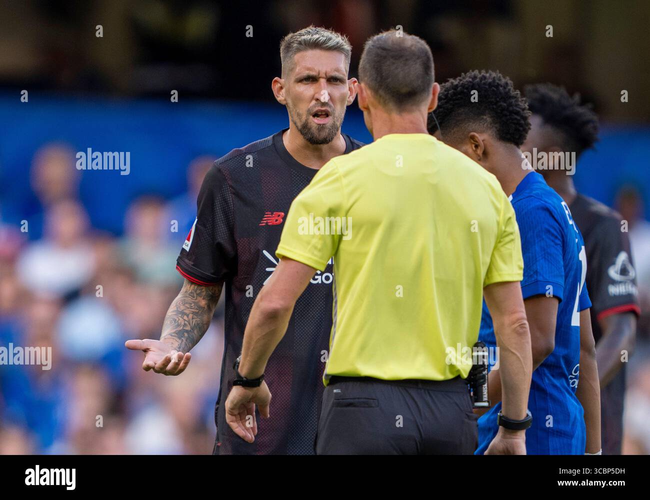 Robert Andrich (Bayer 04 Leverkusen, #8) diskutiert mit Schiedsrichter ...