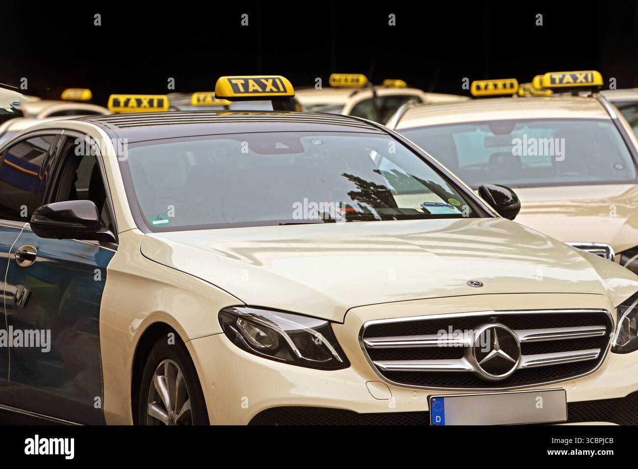 Mobil mit dem Taxi Viele Taxen stehen am Essen Hauptbahnhof und warten trotz Urlaubszeit auf die ...
