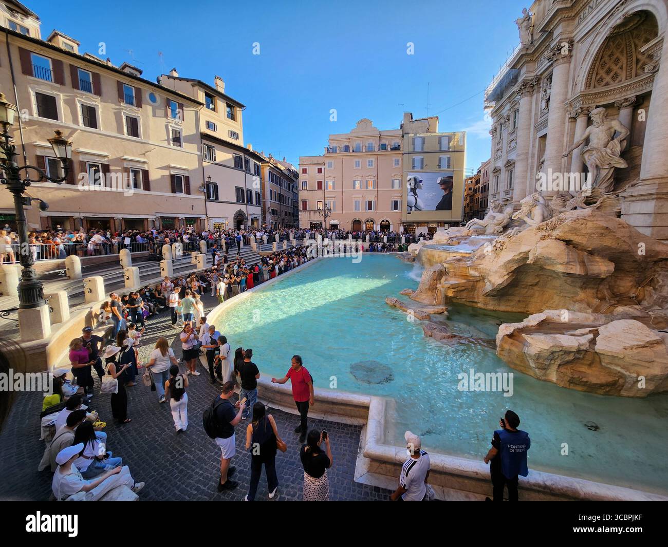 Crowds in rome hi-res stock photography and images - Alamy