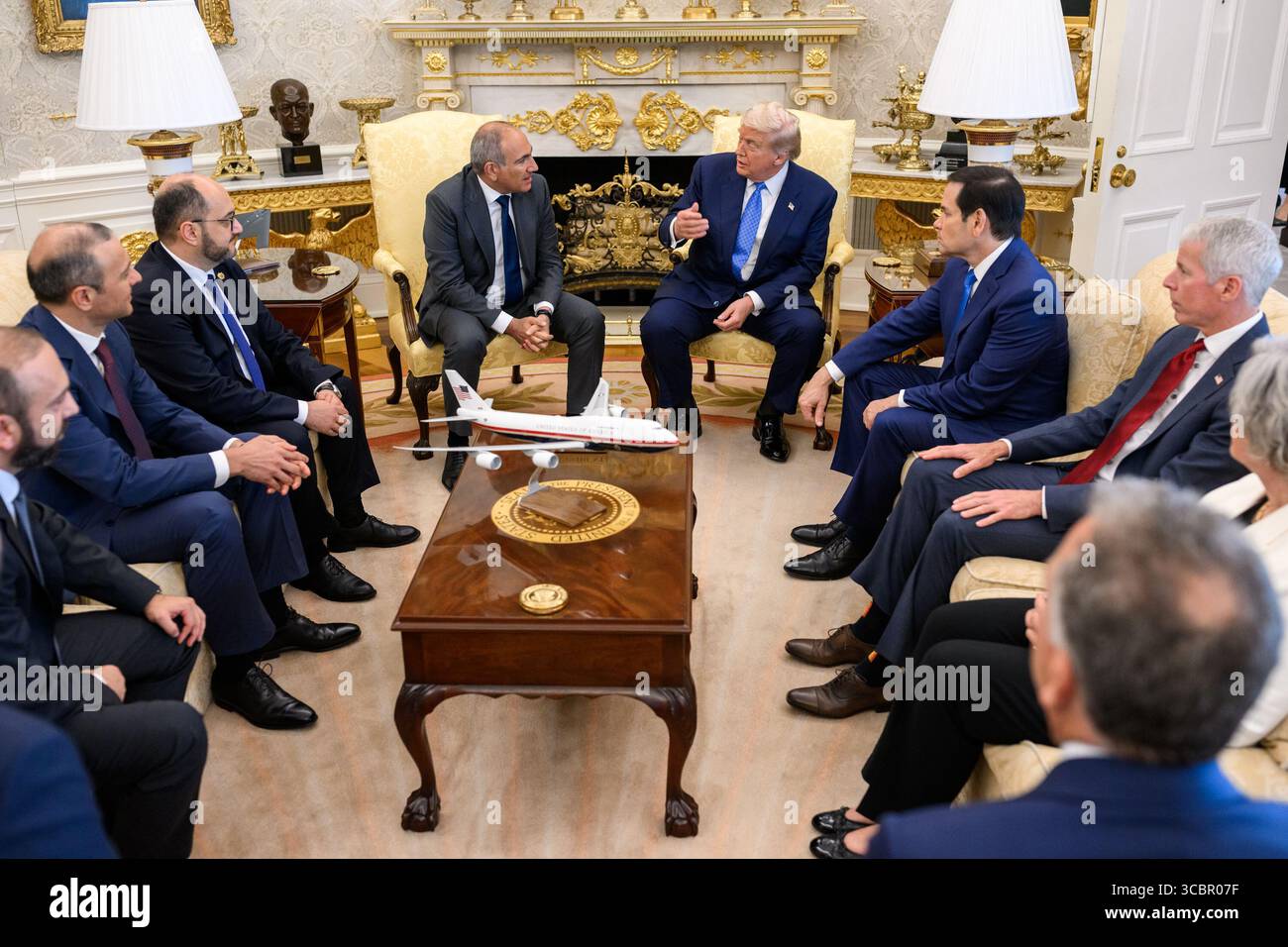 President Donald Trump meets with Prime Minister Nikol Pashinyan of ...