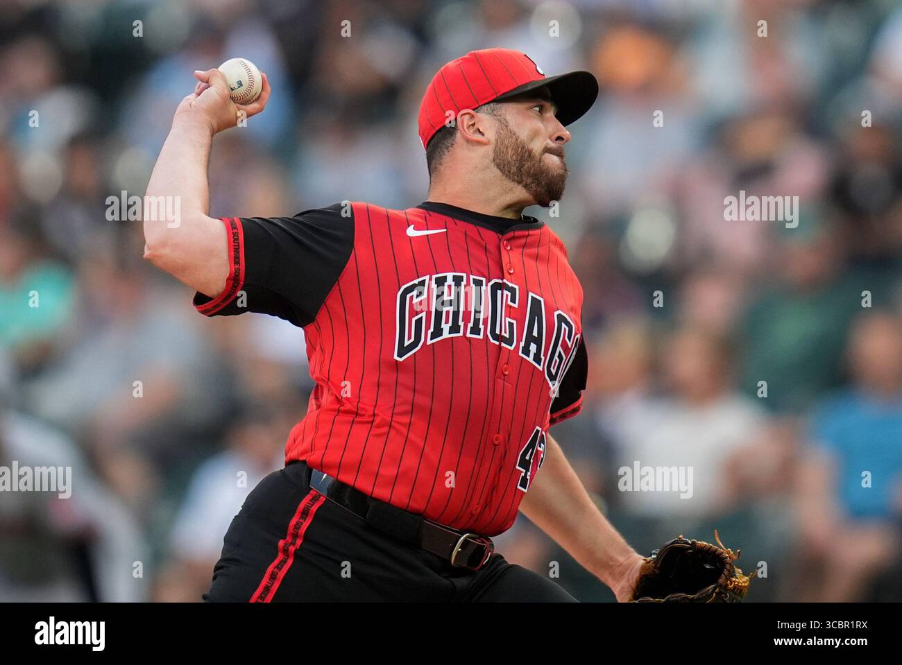 Chicago White Sox starting pitcher Aaron Civale throws against the ...