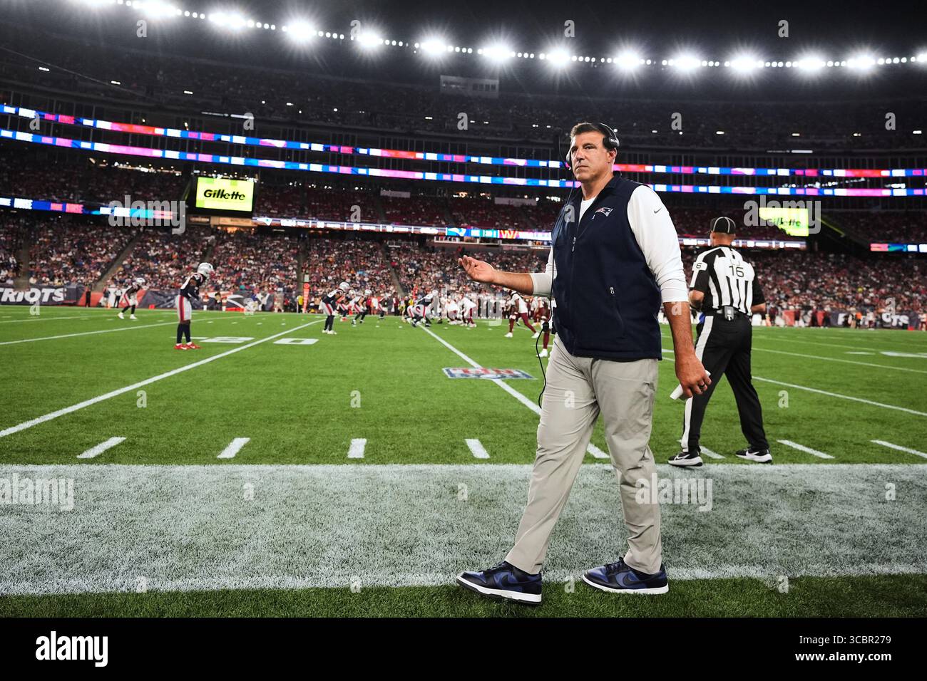 New England Patriots head coach Mike Vrabel walks on the sideline ...