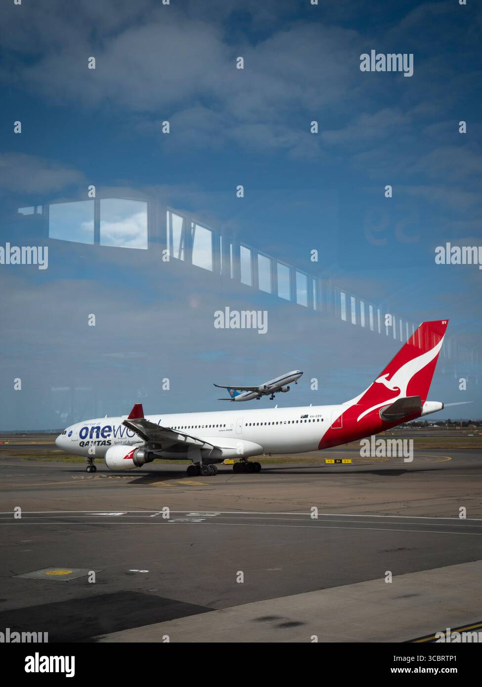 Qantas domestic terminal sydney hi-res stock photography and images - Alamy