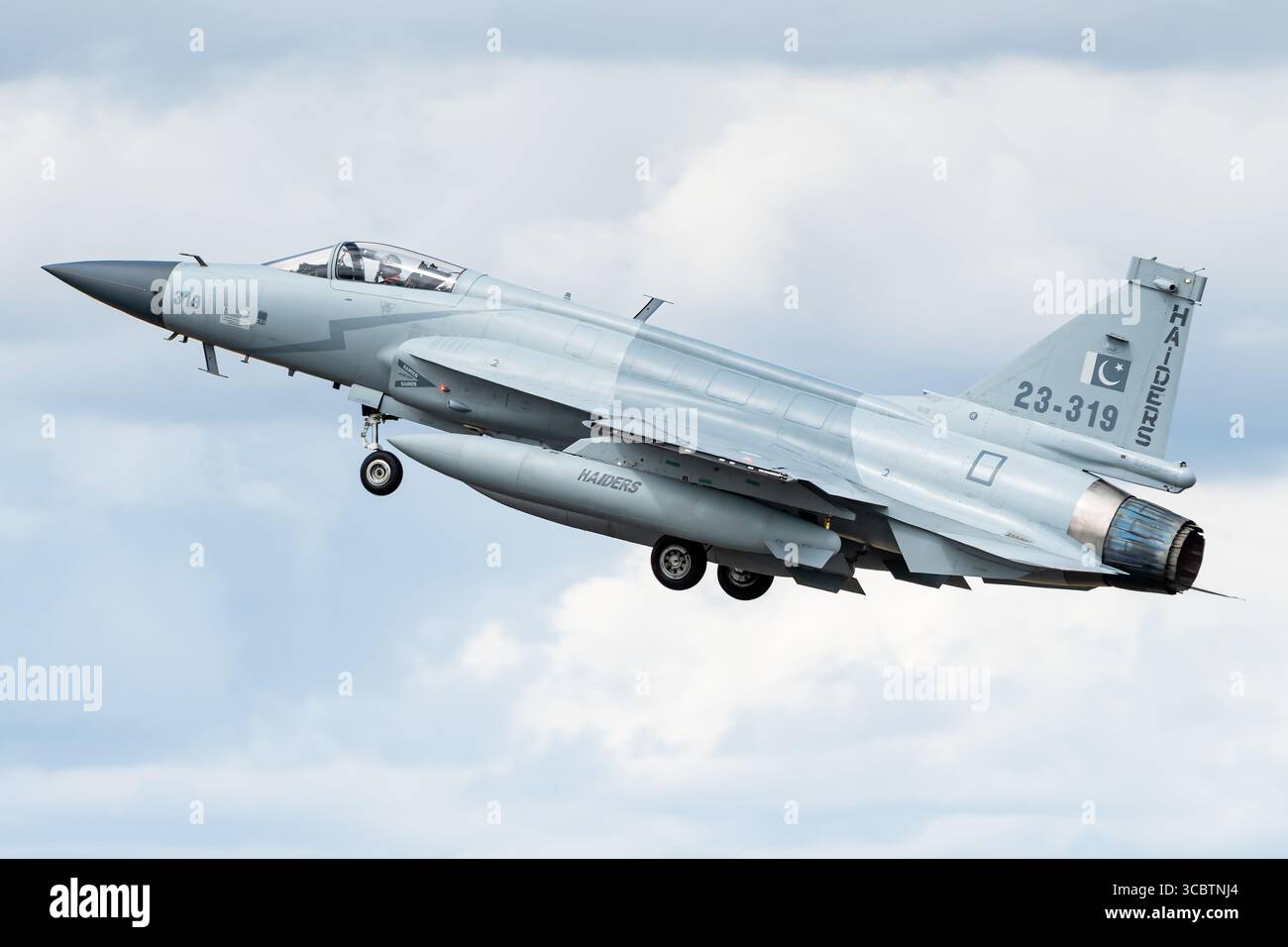 A CAC/PAC JF-17 Thunder fighter jet developed by Chengdu Aircraft ...