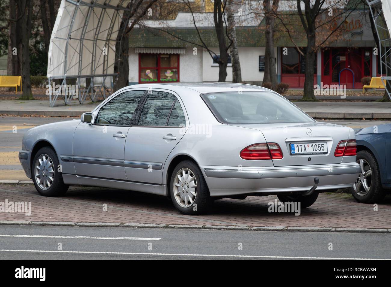 Mercedes e class saloon 1990s hi-res stock photography and images - Alamy