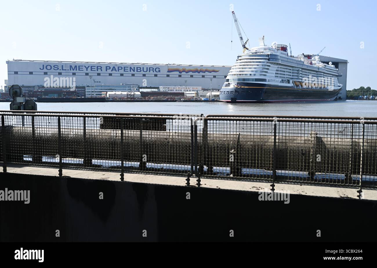 09 August 2025, Lower Saxony, Papenburg: The cruise ship "Disney ...