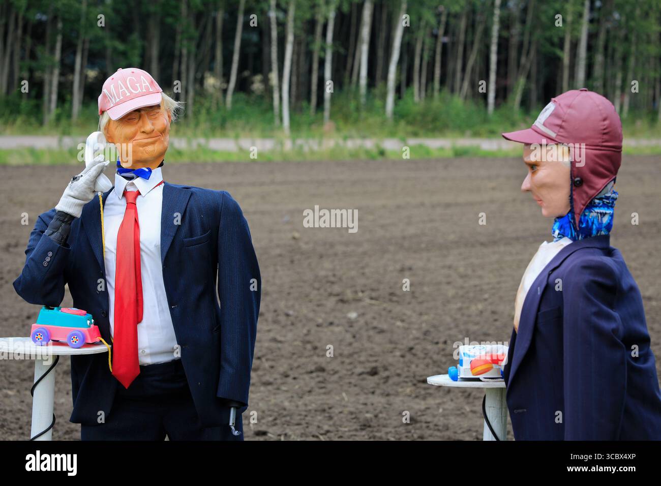 Presidents Donald Trump and Vladimir Putin holding toy phones. Funny ...