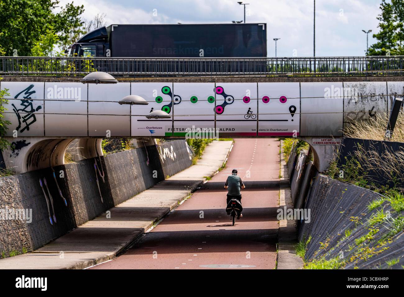 Fernradweg Rijnwaalpad, beim Ort Elst, Unterführung der Autobahn A15 ...