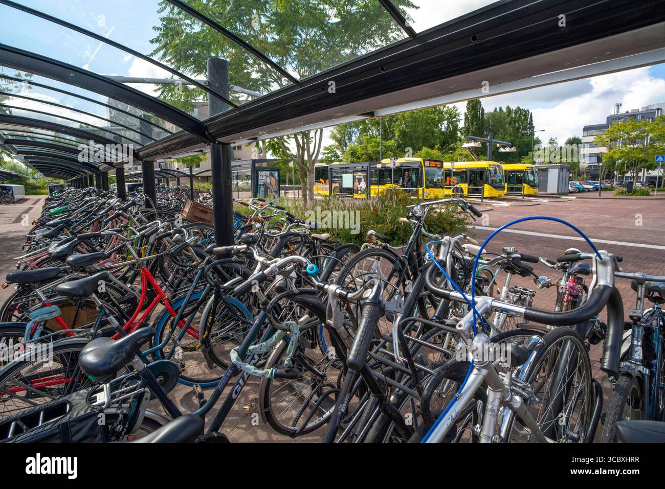 Fahrradparkplätze und Boxen am Radweg im Osten von Utrecht, am Bahnhof ...