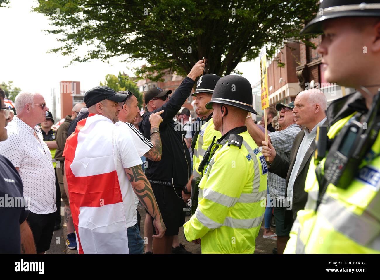 Police officers in between counter protesters and an anti-immigration ...