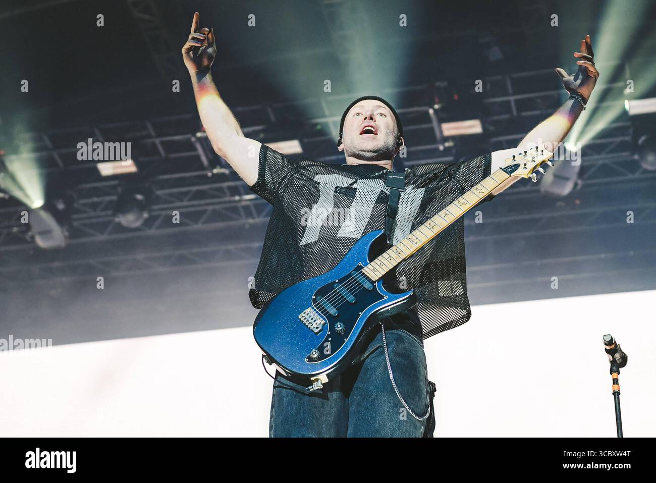 Gitarrist Steve Menoian von der Band I Prevail live auf der Bühne des ...