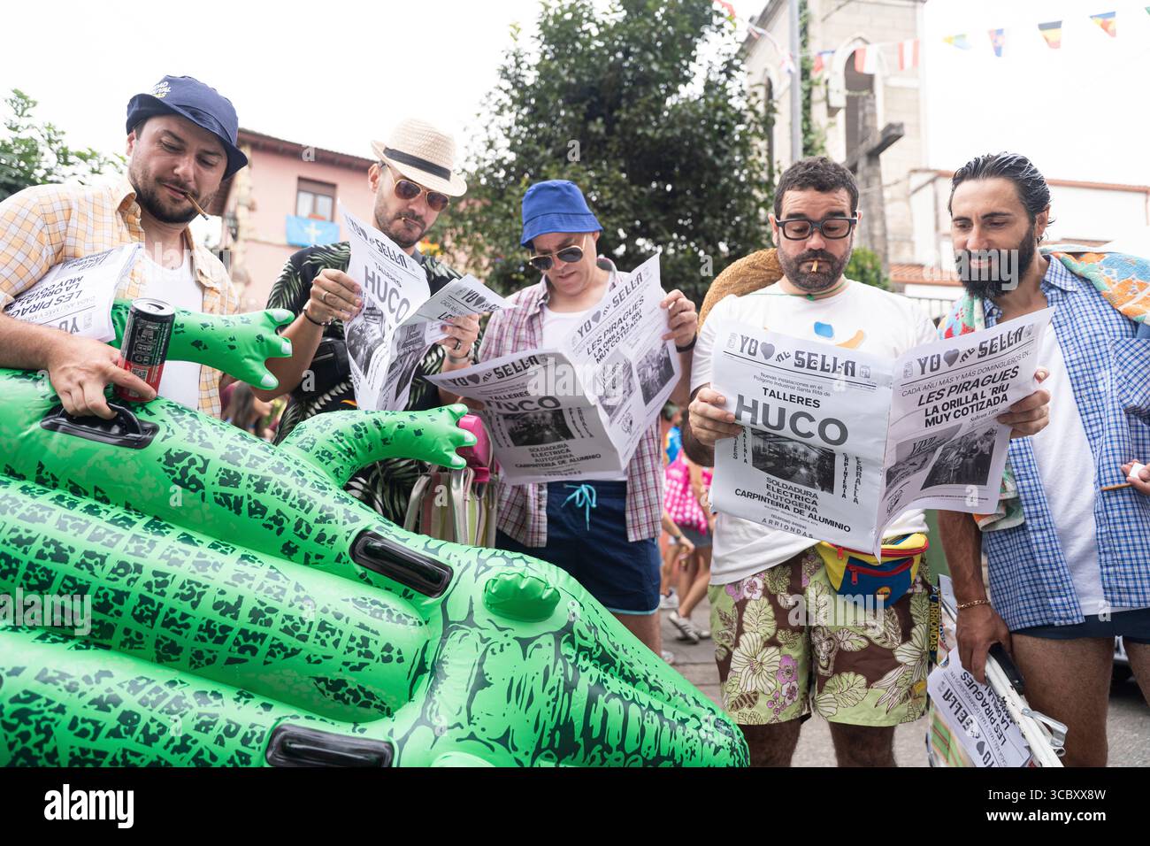 A group of people during the 87th edition of the International Descent ...