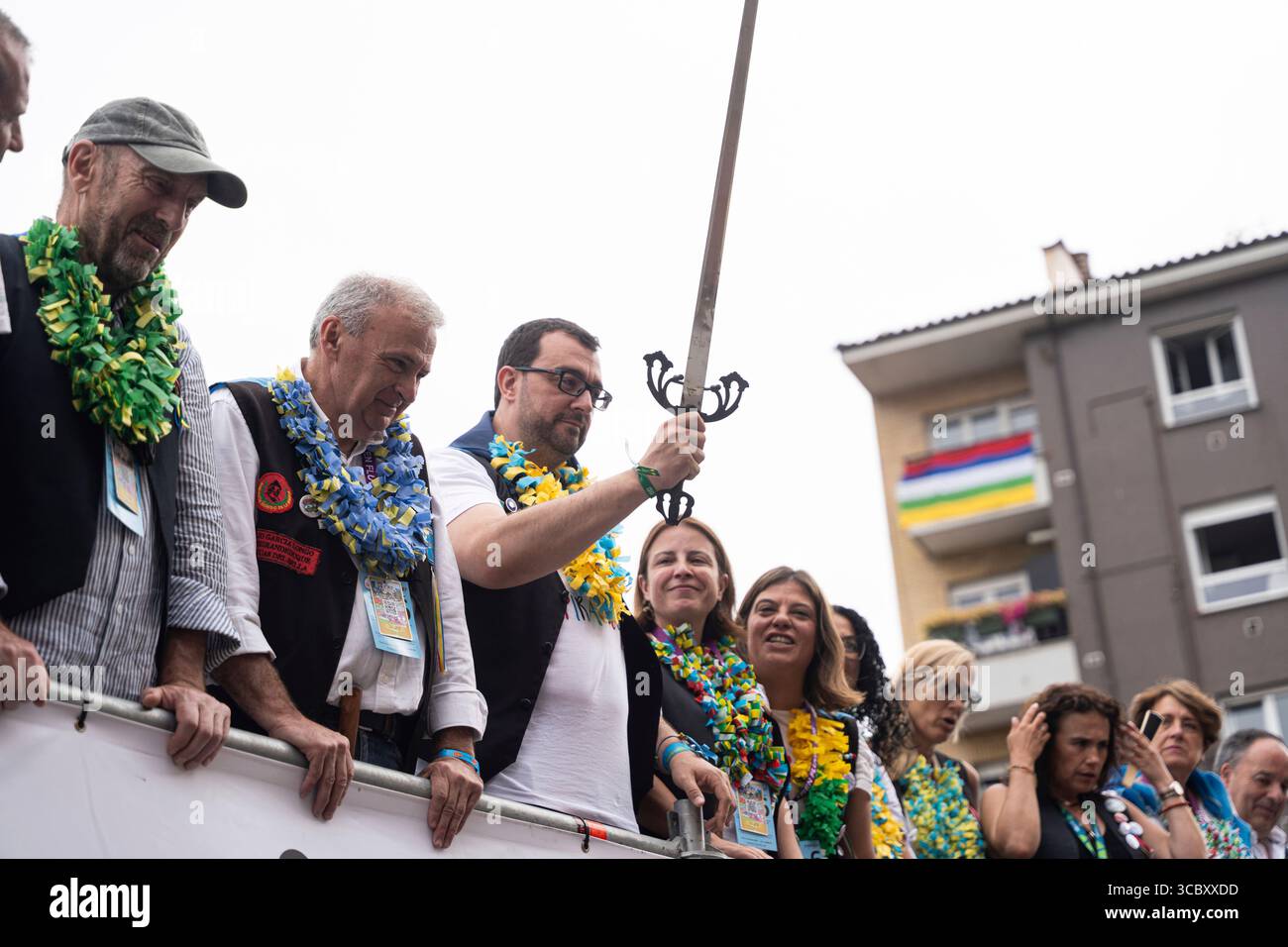 A group of people during the 87th edition of the International Descent ...