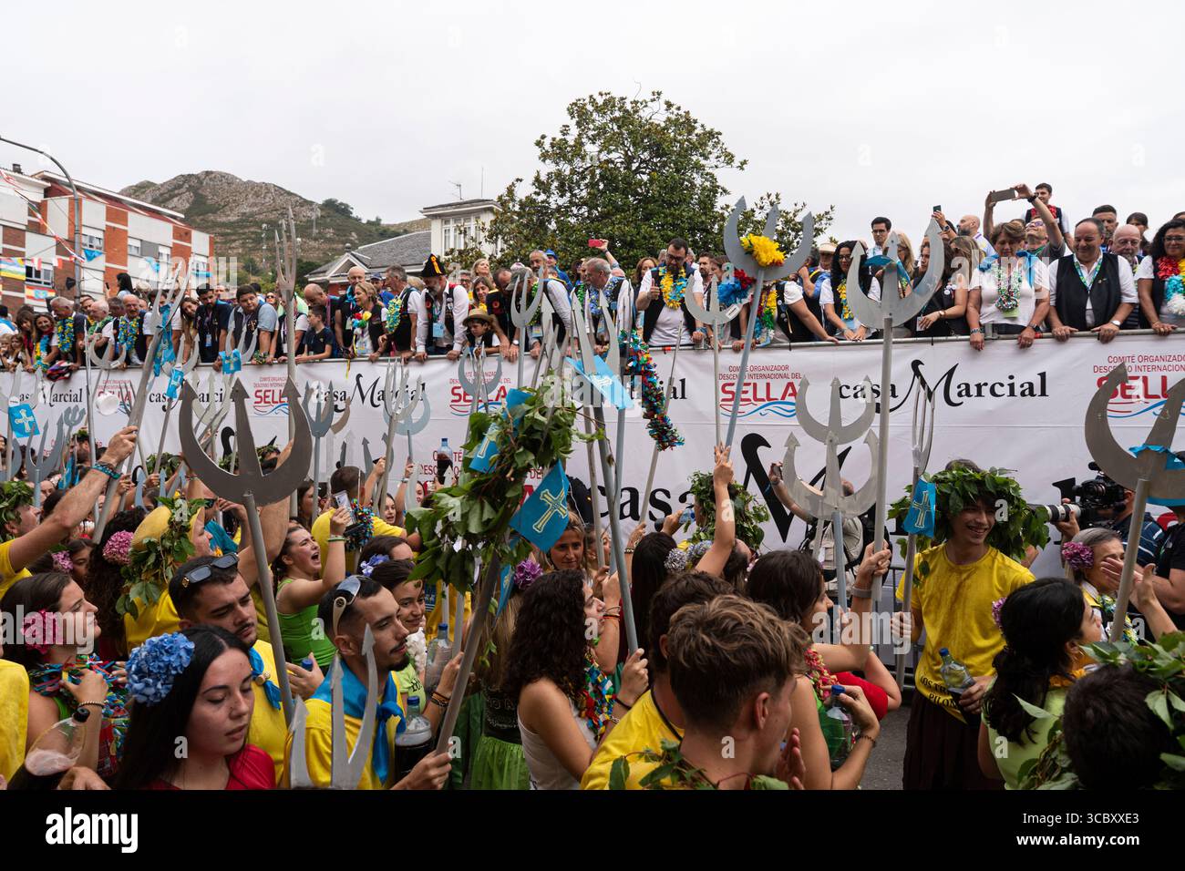 Dozens of people during the 87th edition of the International Descent ...