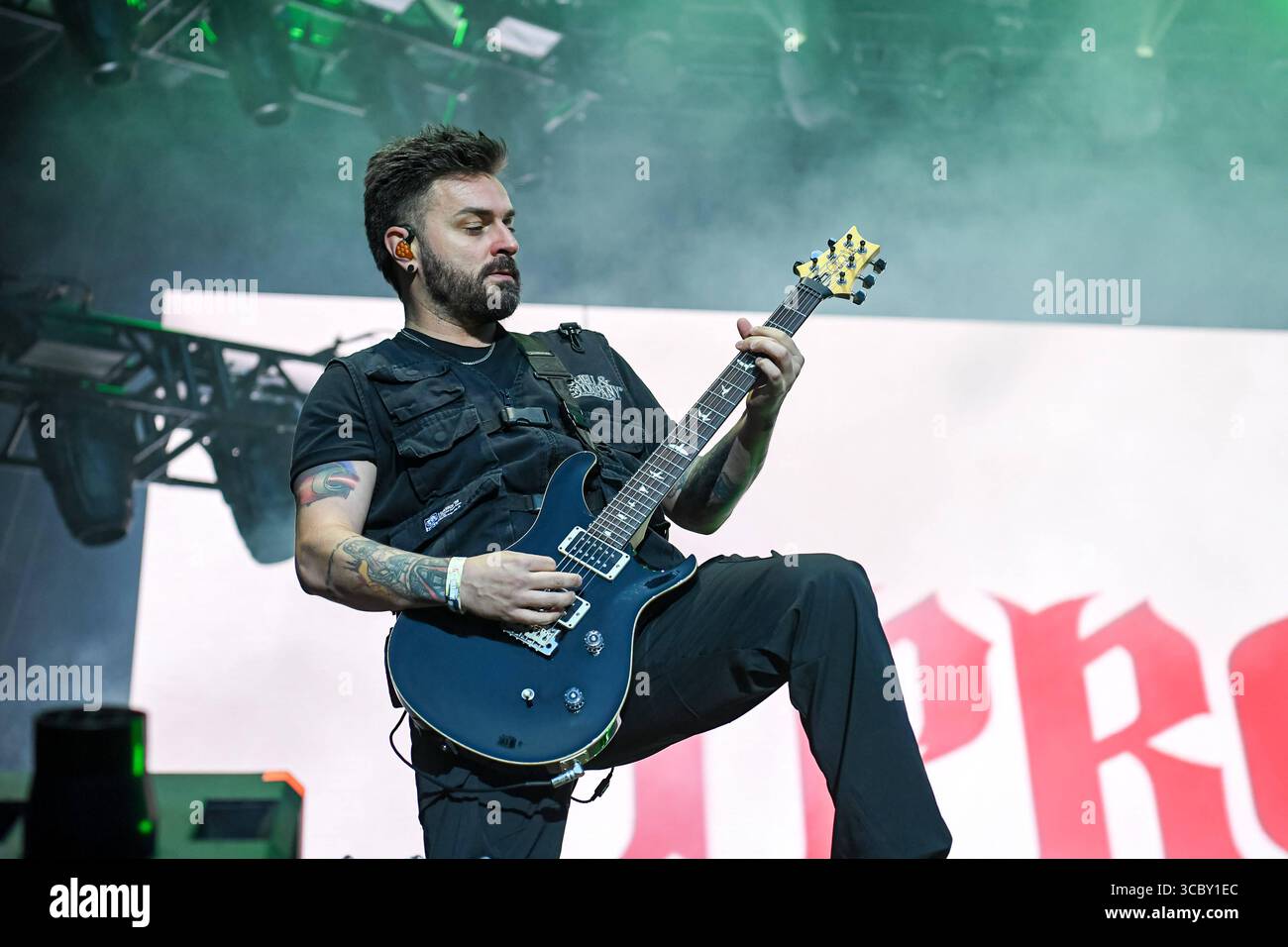 Gitarrist Steve Menoian von der Band I Prevail live auf der Bühne des ...