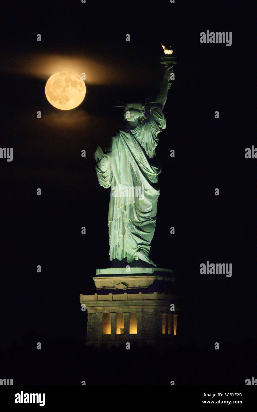 The Sturgeon Moon is seen from Liberty State Park in Jersey City The ...