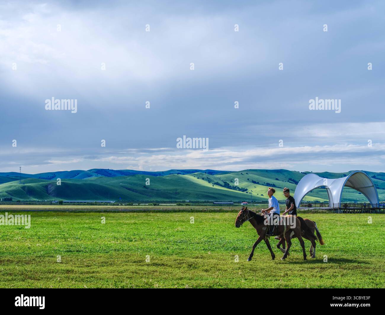 (250809) -- HINGGAN LEAGUE, Aug. 9, 2025 (Xinhua) -- Tourists ride ...