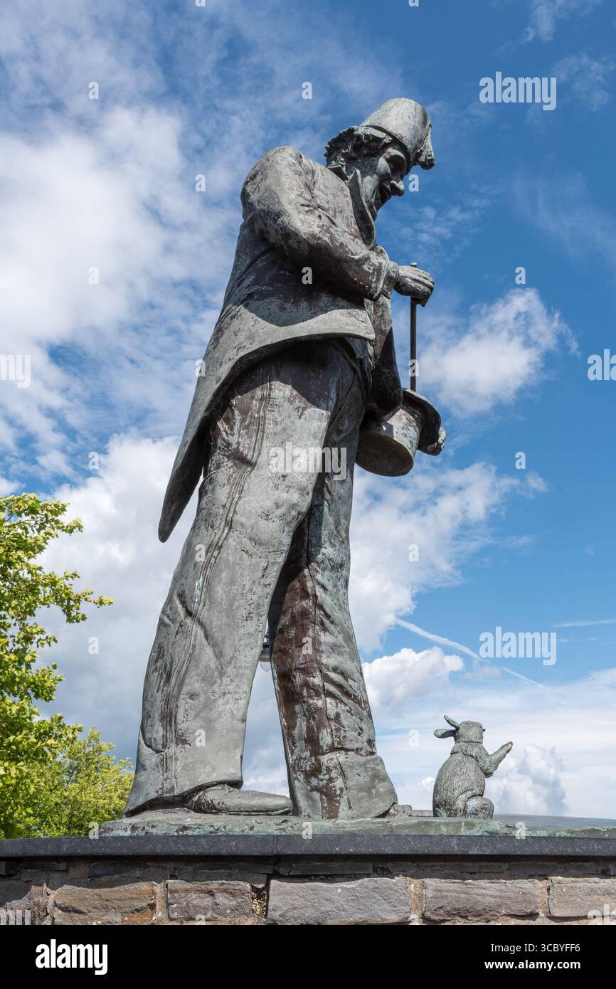 Tommy Cooper statue in Caerphilly, bronze sculpture of the Welsh ...