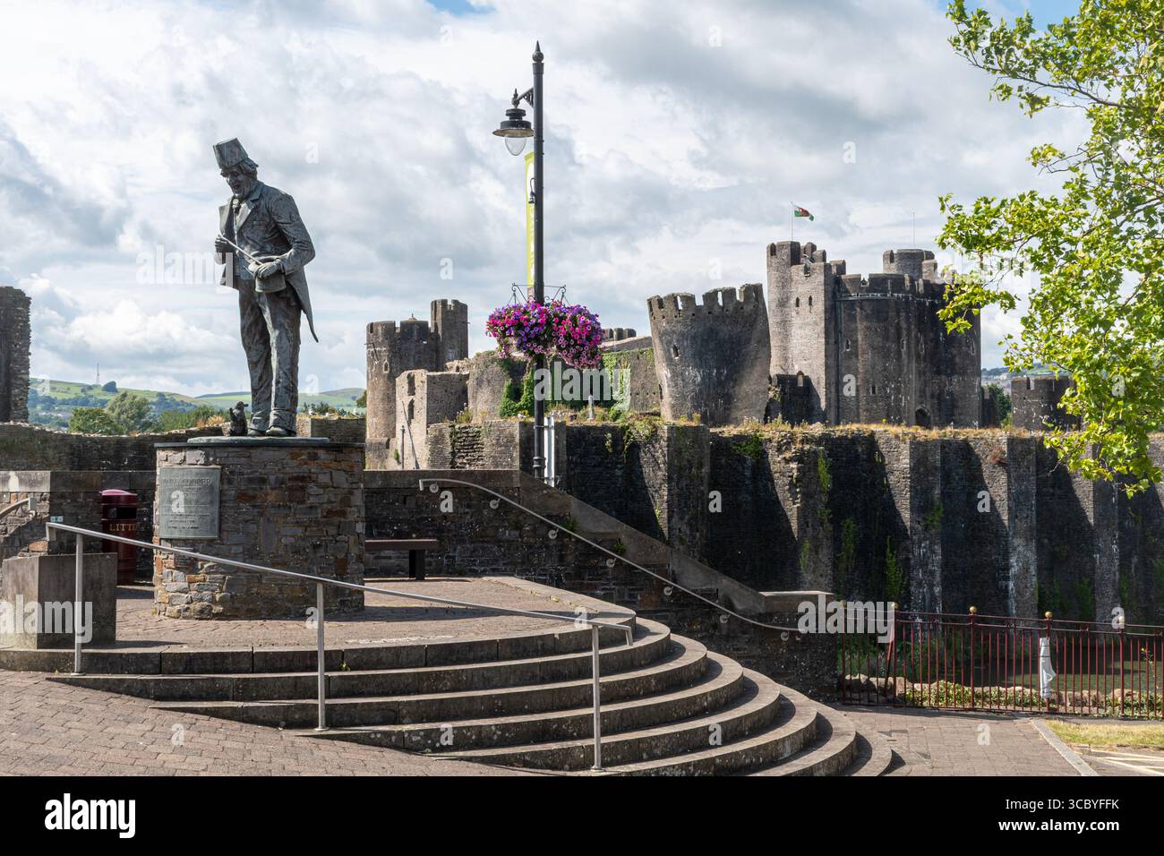 Tommy Cooper statue in Caerphilly, bronze sculpture of the Welsh ...